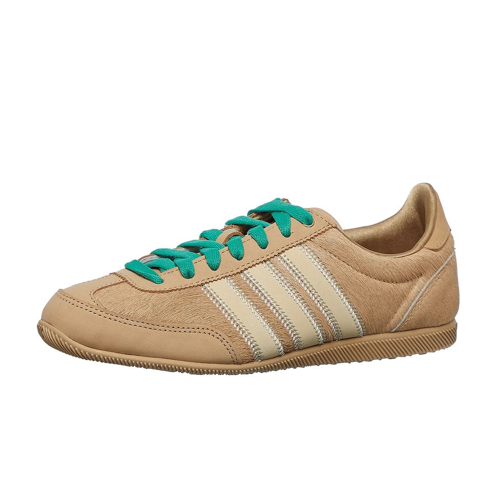 adidas - Japan W (Warm Sandstone / Crystal Sand / Alumina) | HHV